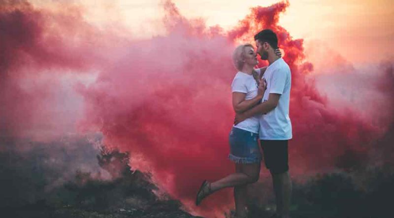 Beijo no rosto: o que é e qual o significado?